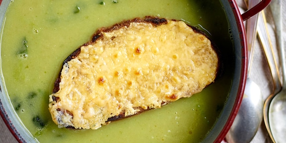 Potage au chou vert, toast de pain et fromage Averbode
