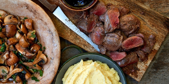 Gebakken bosduif met rode wijnsaus, gemengde boschampignons en ...