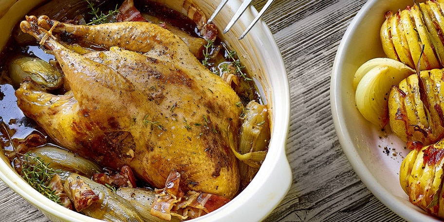 Stoofpot van fazant met witloof in de oven en waaieraardappelen met ...