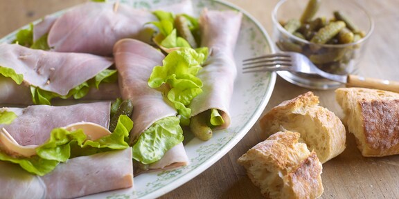 Hamrolletjes gevuld met hammousse en augurken