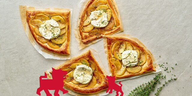 Bladerdeeggebakjes met verse geitenkaas, honing en appelen