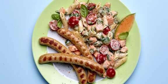 Chipolatas de poulet et salade de pâtes au melon