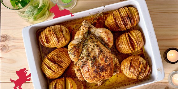 Poulet rôti aux hasselback potatoes, gratin de légumes et fagots de ...
